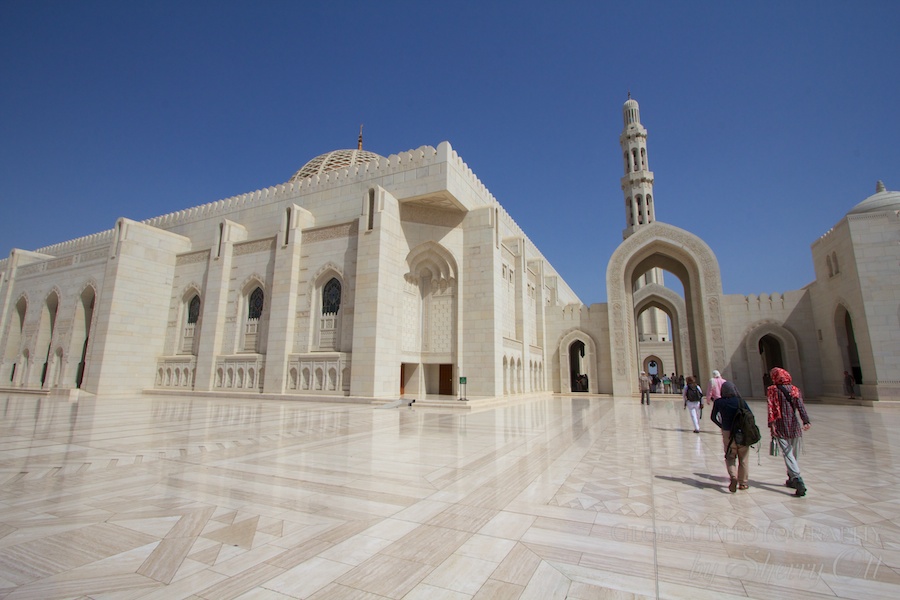 Meet the Awe-Inspiring Saltan Qaboos Grand Mosque in Oman's Muscat • We ...